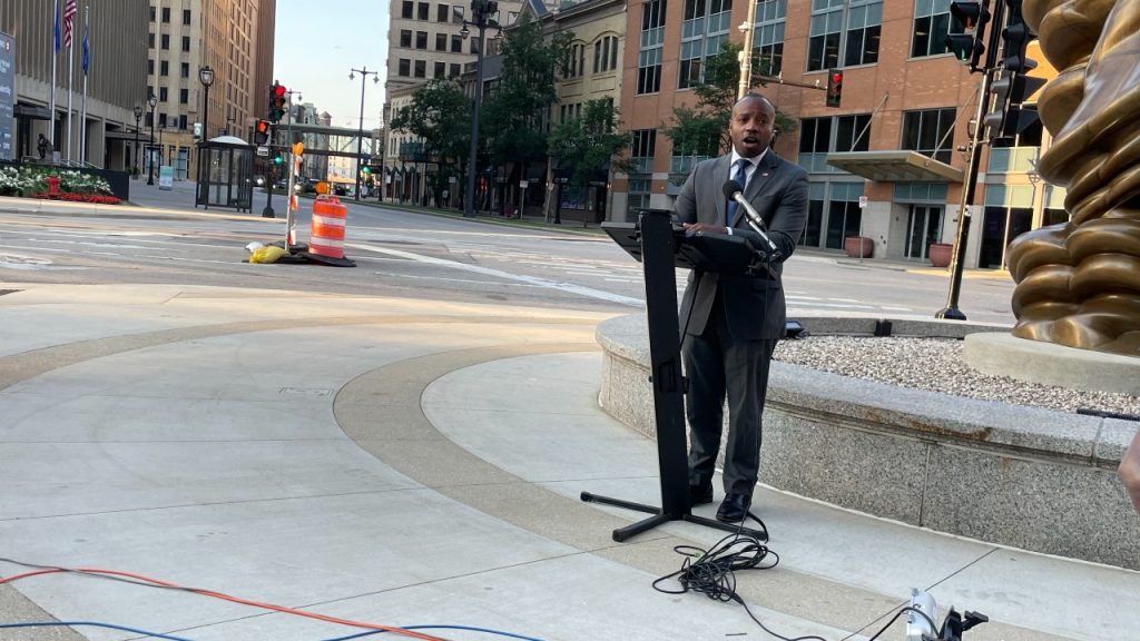Milwaukee mayor encourages greater support for downtown businesses ...