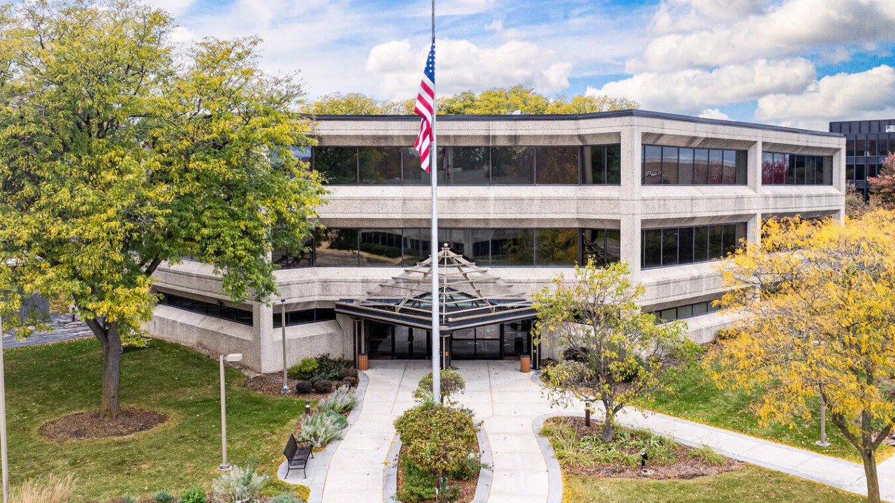 Brookfield office building sold at auction for just over $900,000