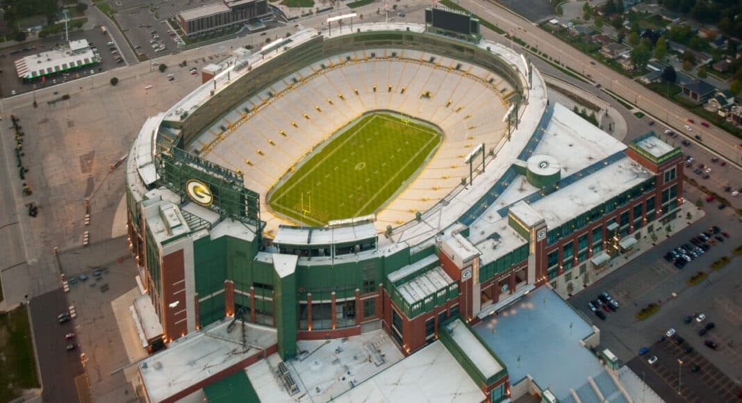 Country music star Luke Combs to play Lambeau Field in May